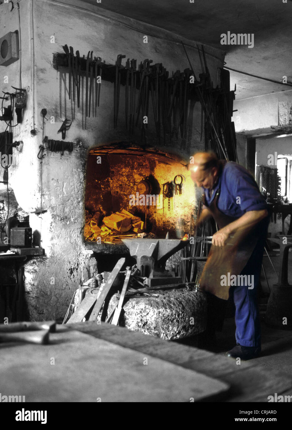 Blacksmith and anvil hi-res stock photography and images - Alamy