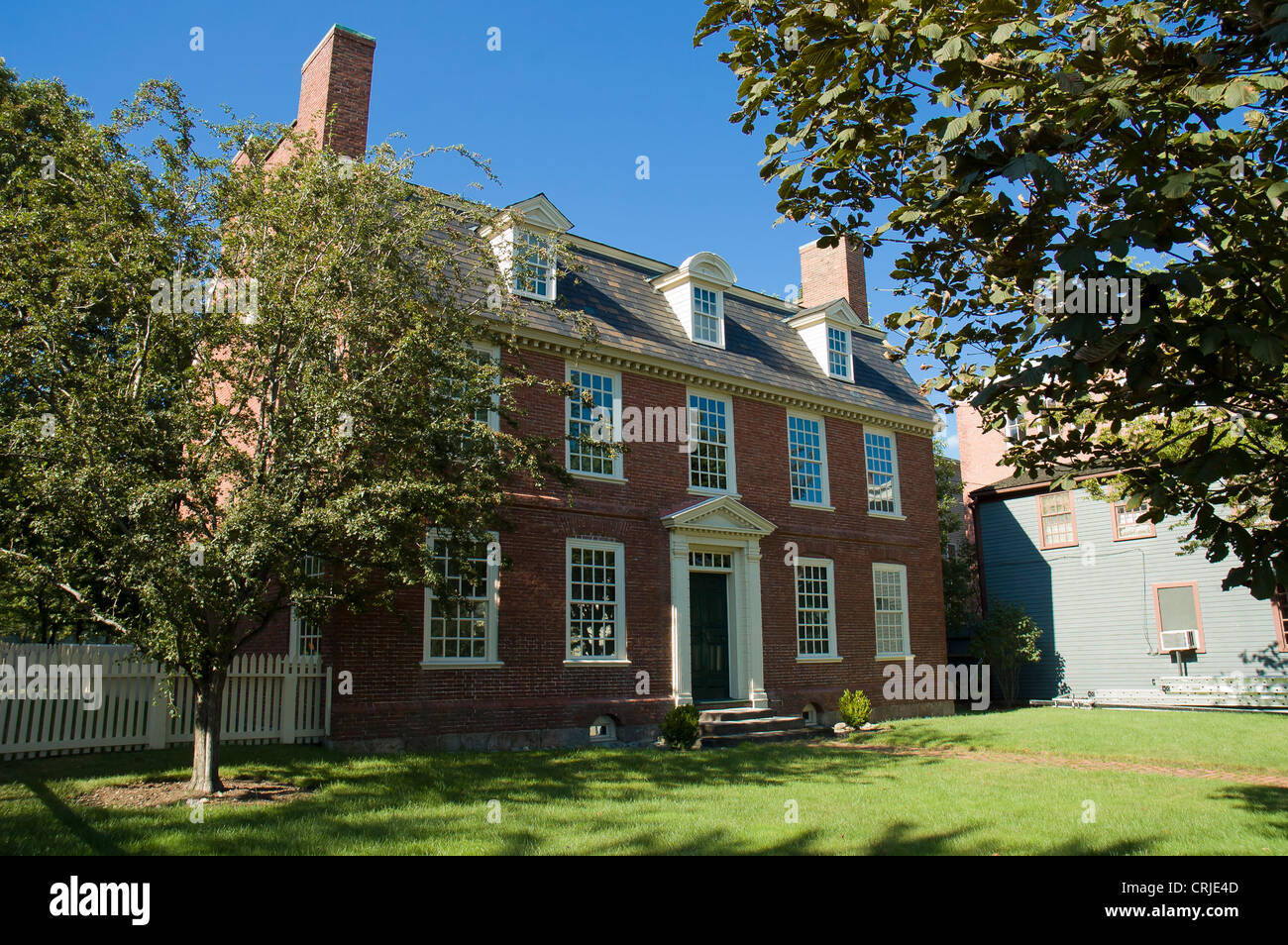 17th century colonial style mansion hi-res stock photography and images ...