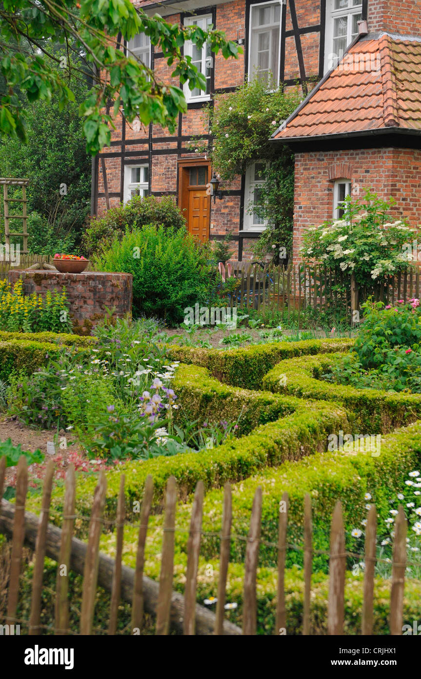 Boxwood front yard hi-res stock photography and images - Alamy