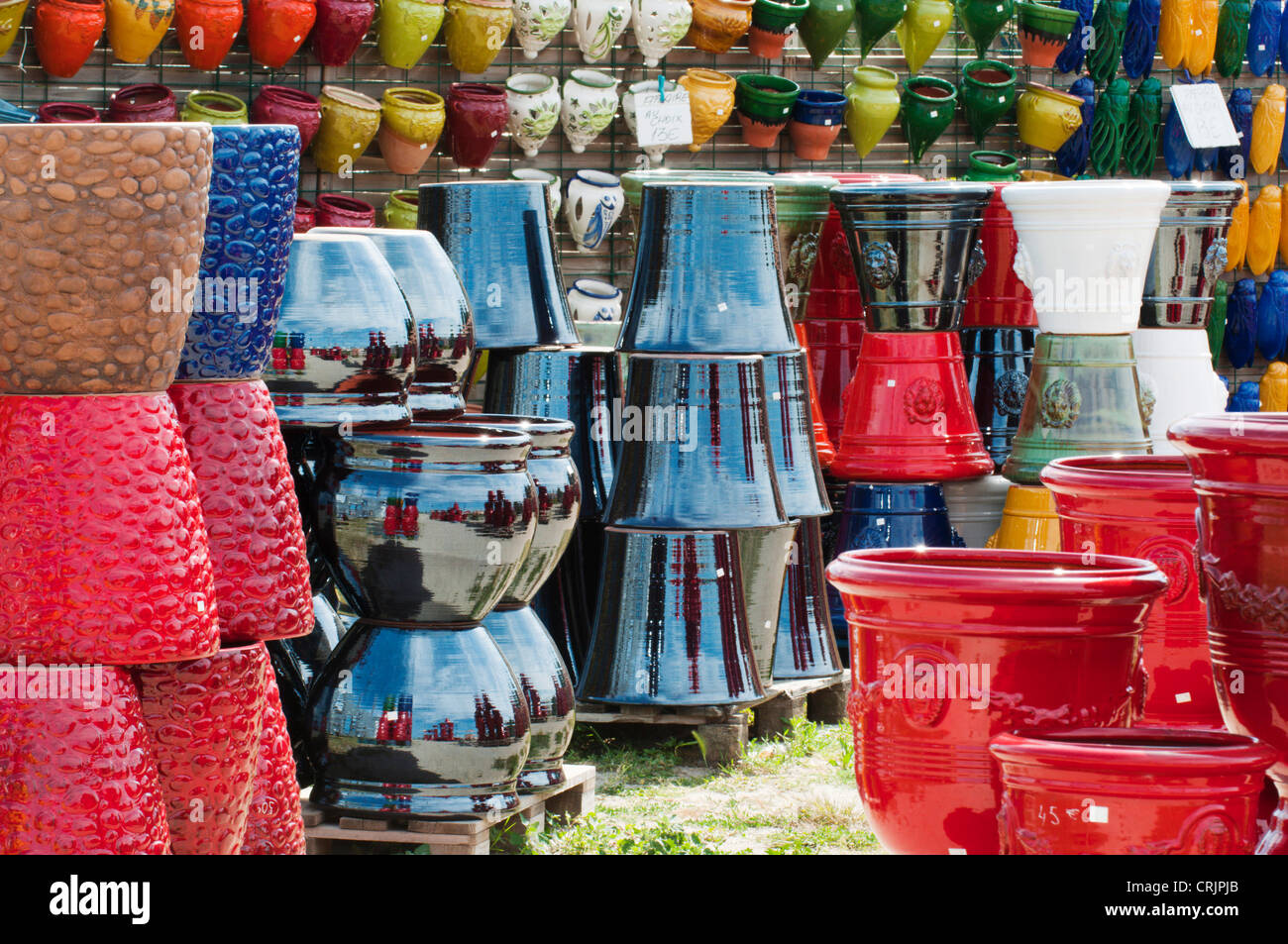 Piles de pots hi-res stock photography and images - Alamy