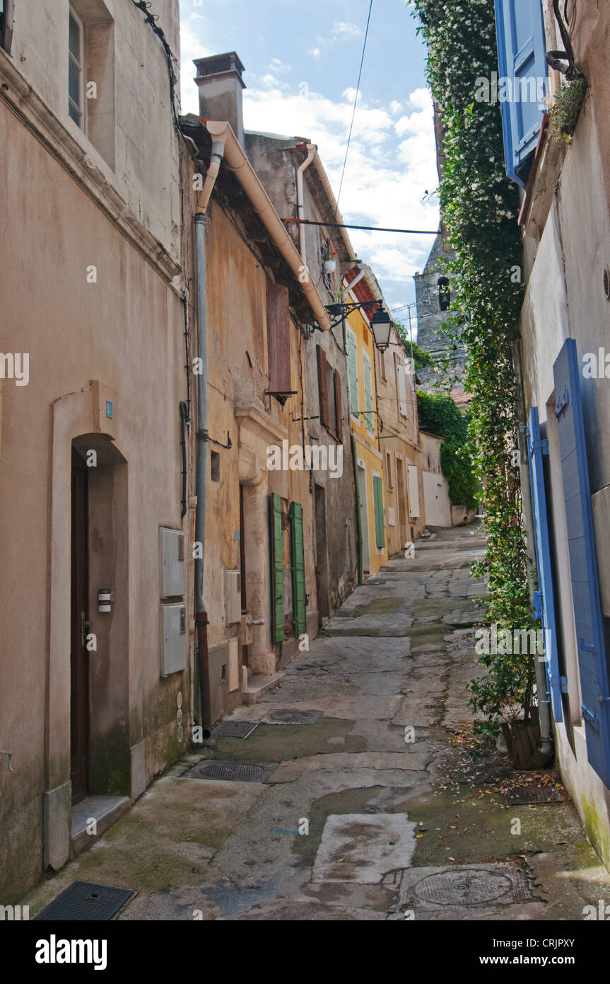 Old and small alley in arles hi-res stock photography and images - Alamy