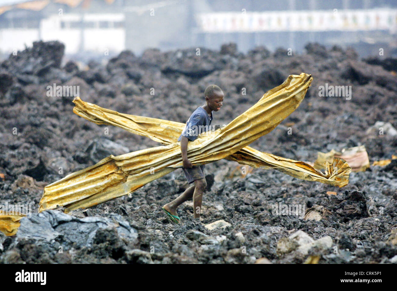 Street child after the volcanic eruption in Goma Stock Photo - Alamy