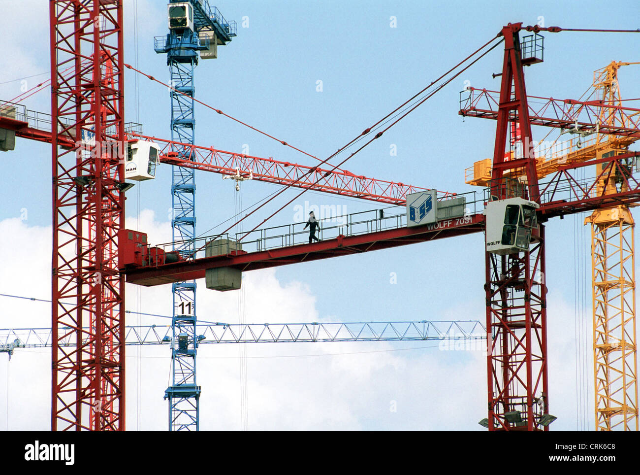 Cranes and construction workers at a construction site in Berlin Stock ...