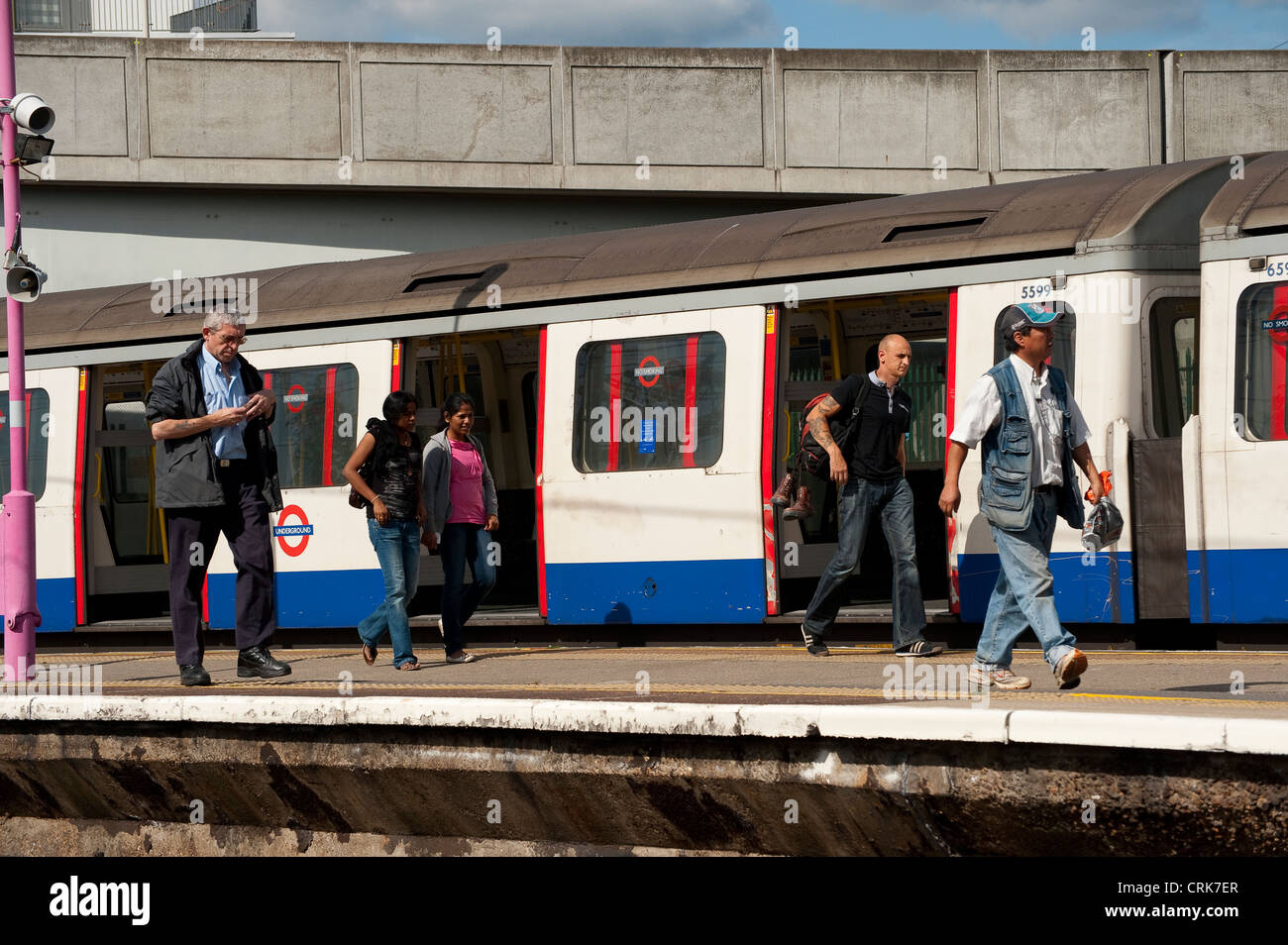 Platform train london england hi-res stock photography and images - Alamy