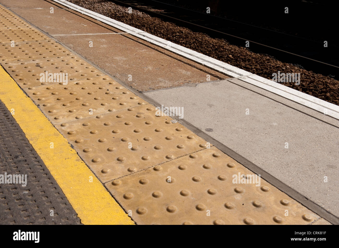 Yellow line station platform hi-res stock photography and images - Alamy