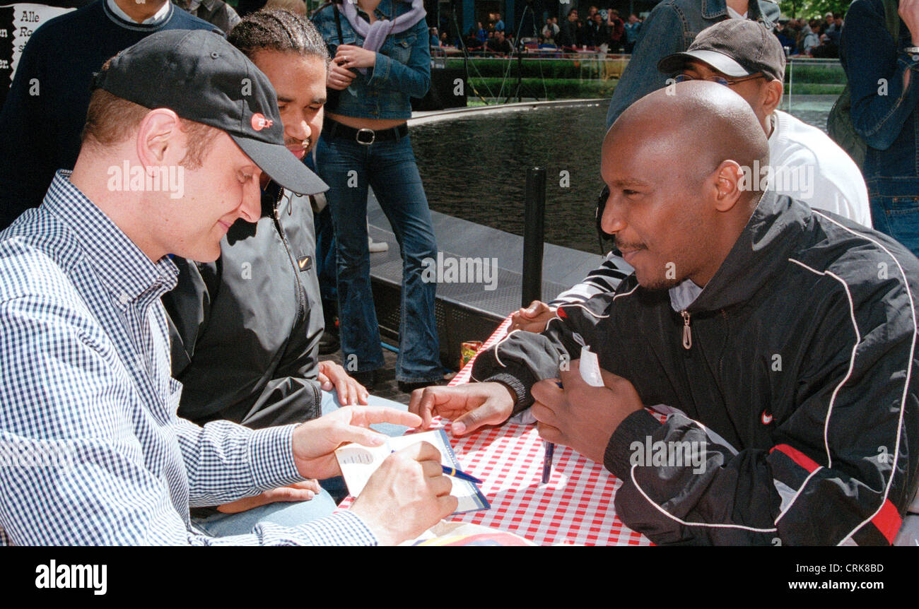 Multicultural round young men are unterhaelt Stock Photo - Alamy