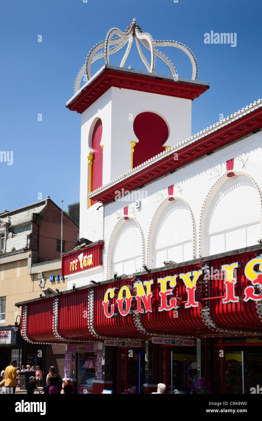Amusement arcade on foreshore road scarborough hi-res stock photography ...