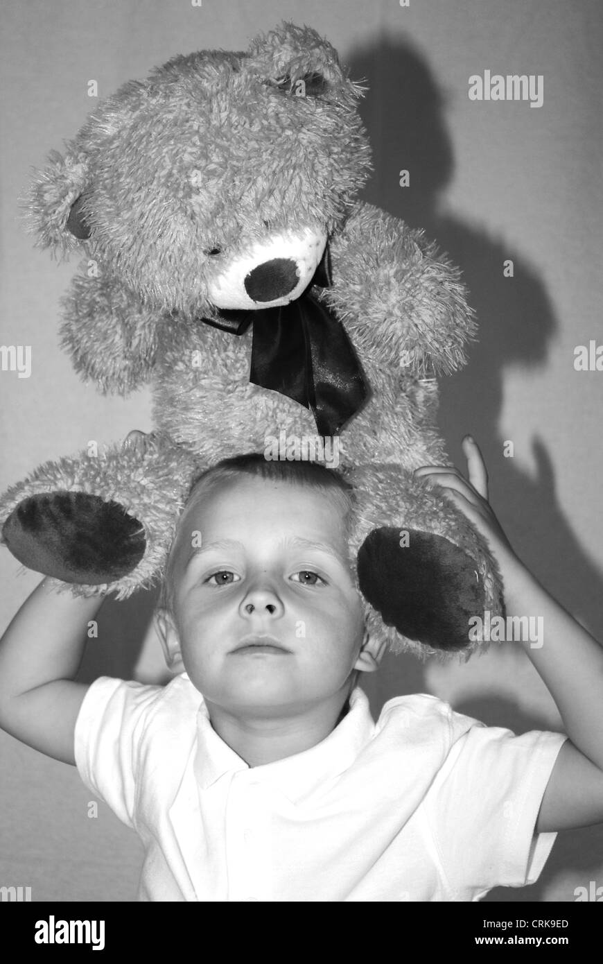 little boy with his teddy bear Stock Photo - Alamy