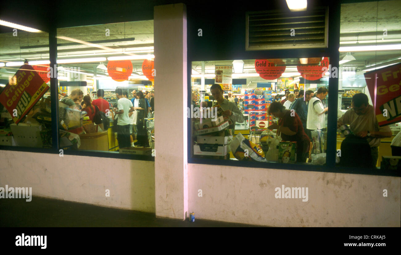Shop window in full view Lidl on Sunday in Berlin Stock Photo - Alamy