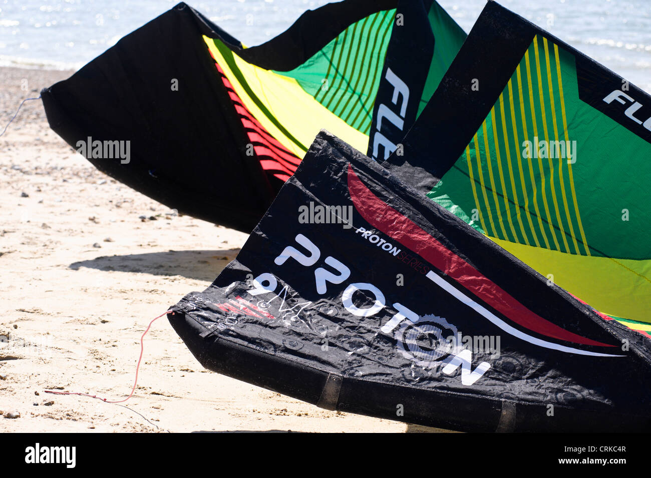 Flexifol power kite resting on a beach Stock Photo - Alamy