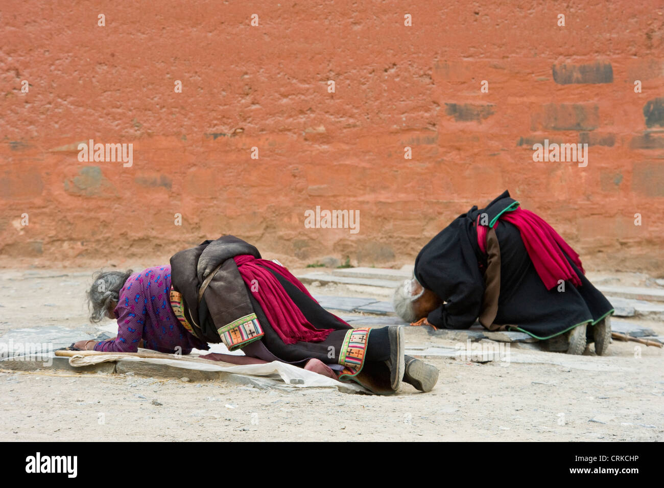 Tibetan pilgrims in traditional dress hi-res stock photography and ...