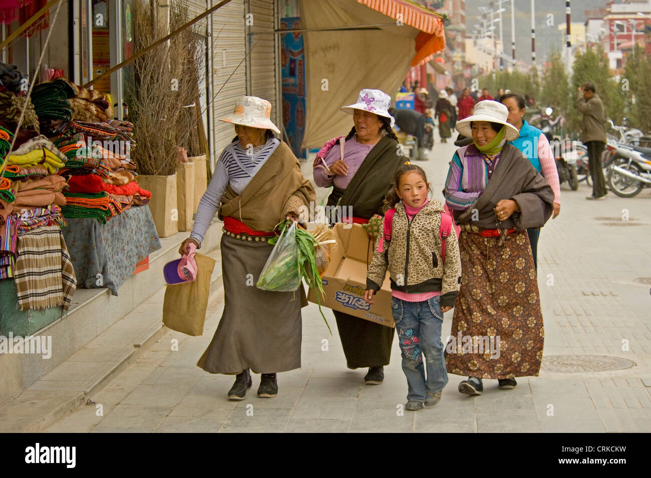 Traditional chinese clothes shop hi-res stock photography and images ...
