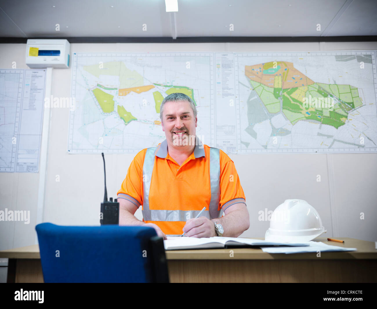 Office worker outdoors hi-res stock photography and images - Alamy