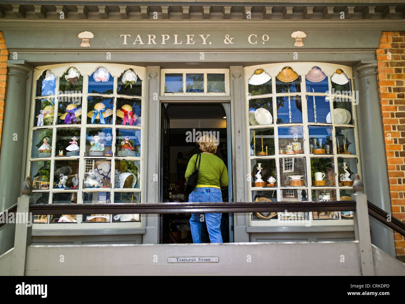 18th century shops hi-res stock photography and images - Alamy