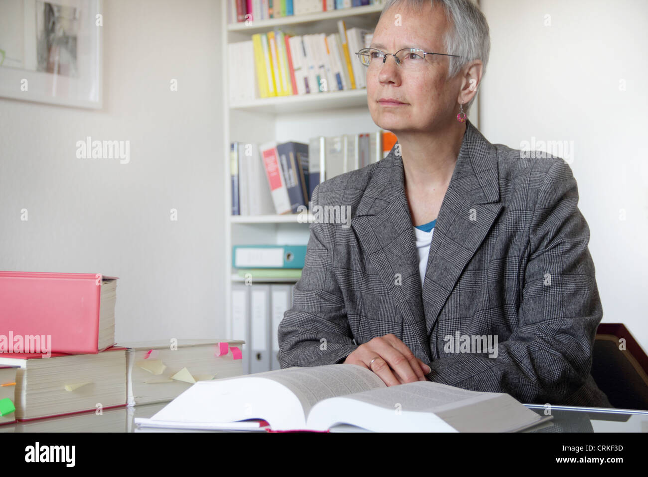 Reading text book hi-res stock photography and images - Alamy