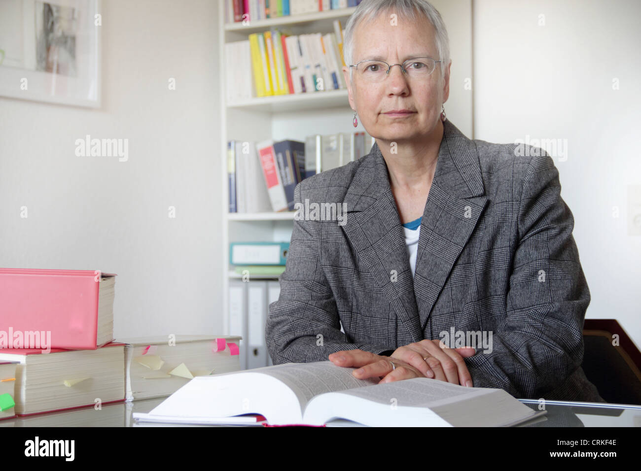 Reading text book hi-res stock photography and images - Alamy