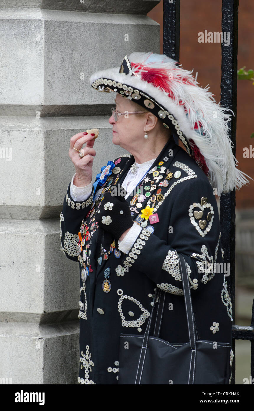 Queen garden cake hi-res stock photography and images - Alamy