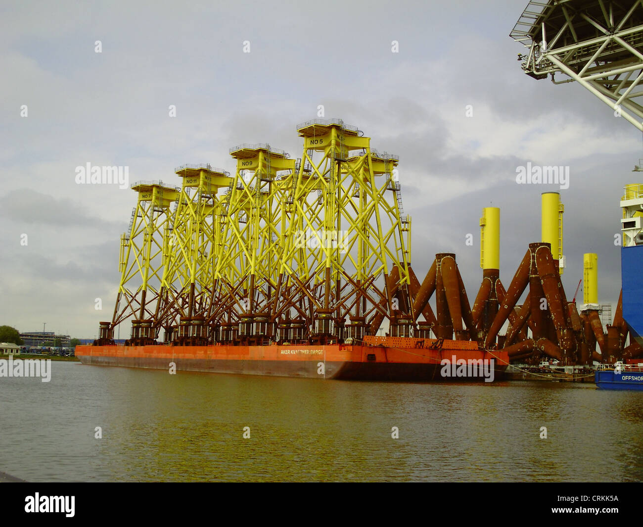 Steel jackets for offshore wind energy production on a barge without ...