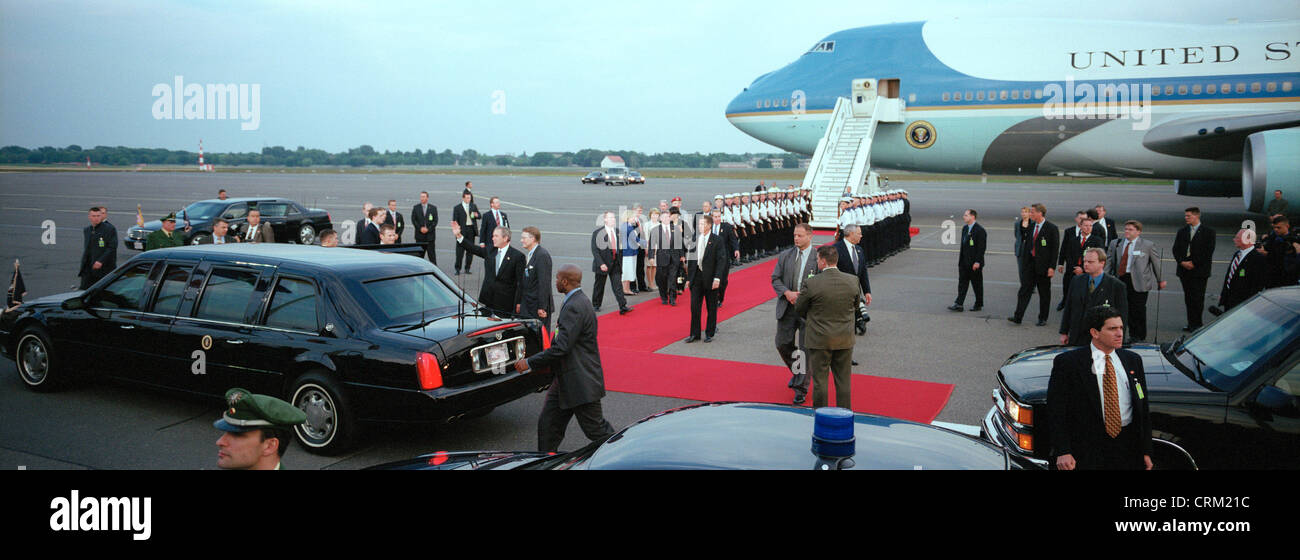 George W. Bush in going from the Air Force One armored limousine Stock ...