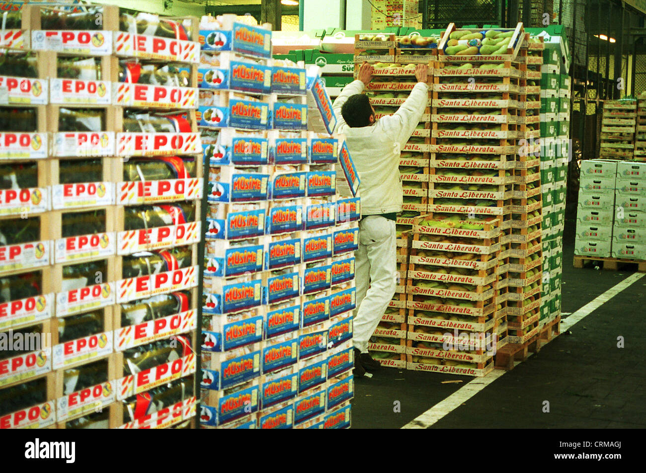 Stacking fruit boxes hi-res stock photography and images - Alamy