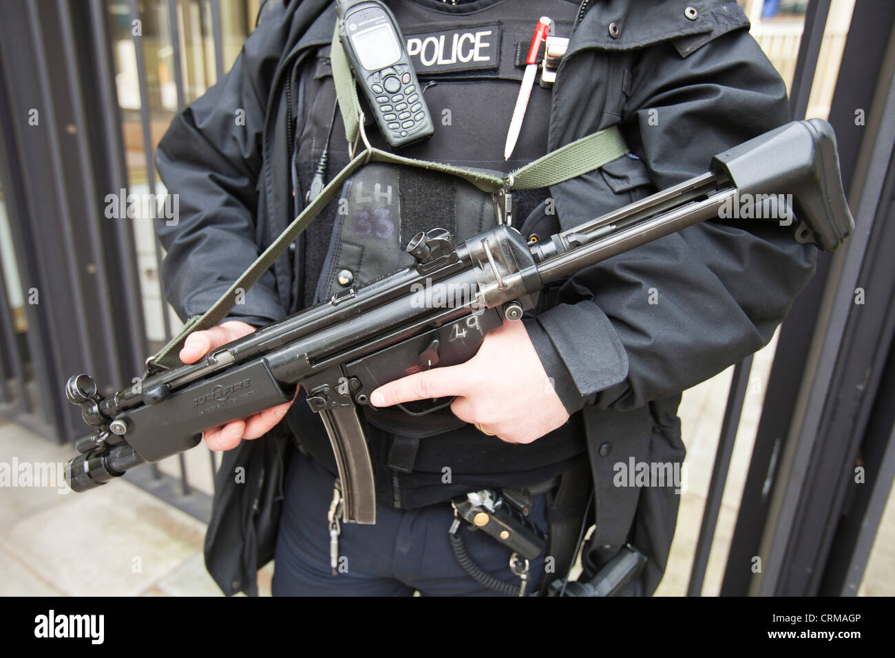 Armed police uk hi-res stock photography and images - Alamy