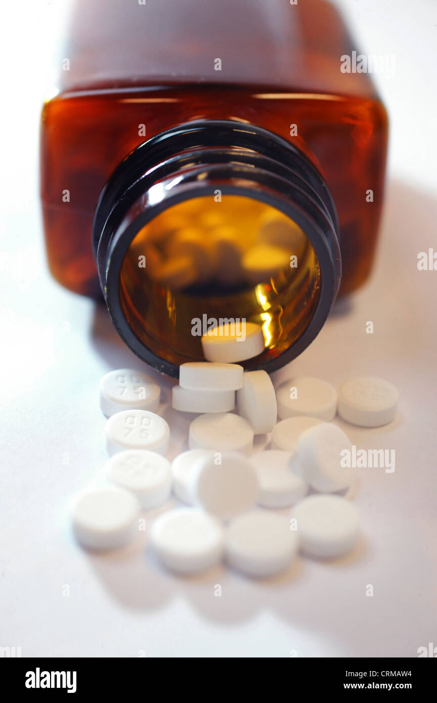 Pills bottle spill hi-res stock photography and images - Alamy