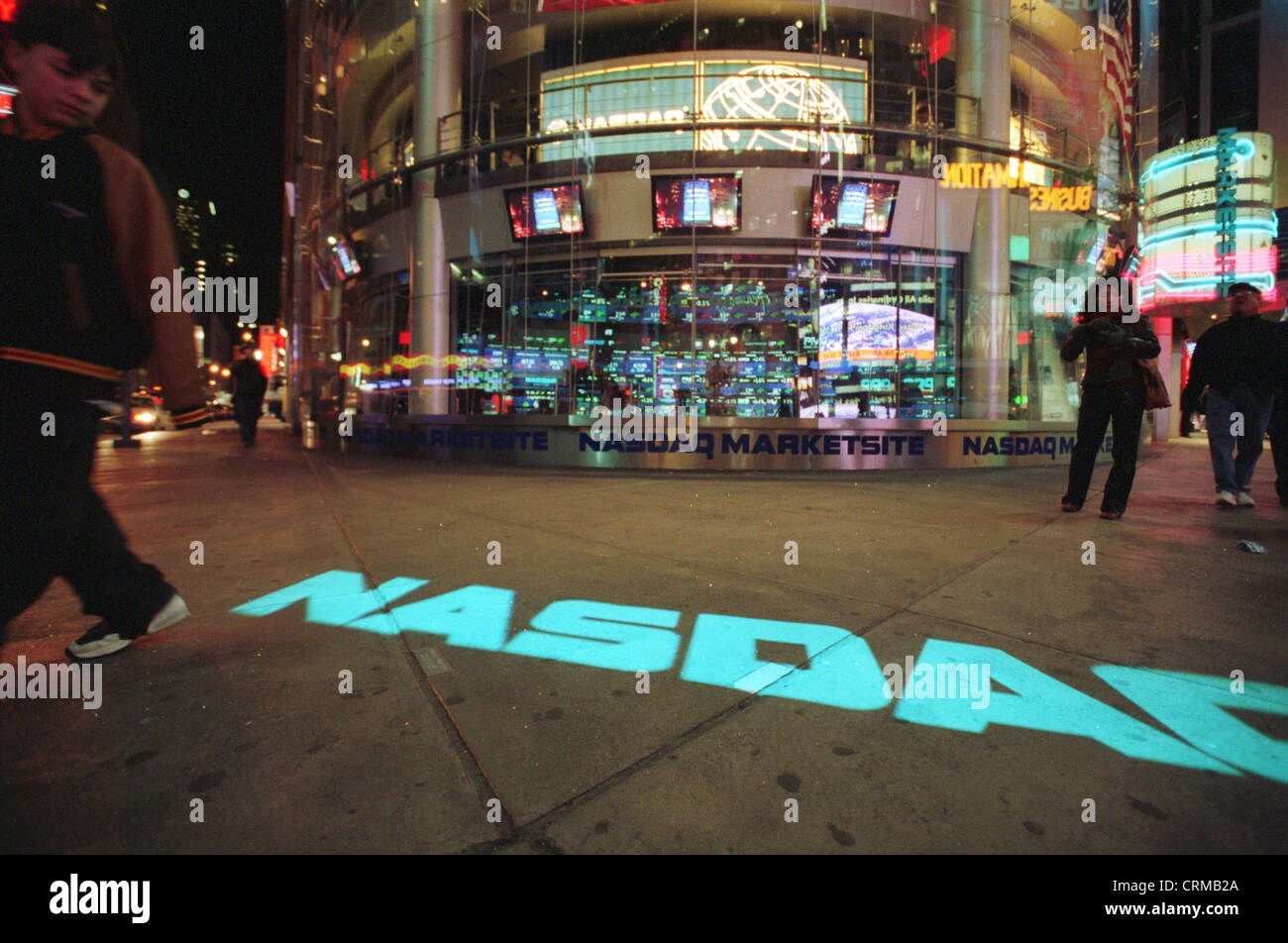 Nasdaq times square hi-res stock photography and images - Alamy