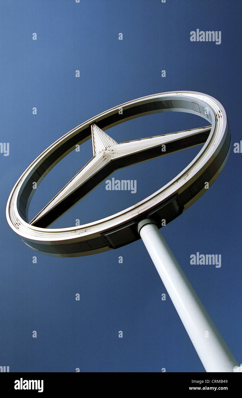 Mercedes star logo hi-res stock photography and images - Alamy