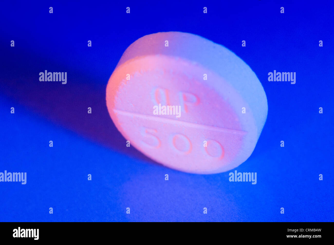 A single 500mg pill Stock Photo - Alamy