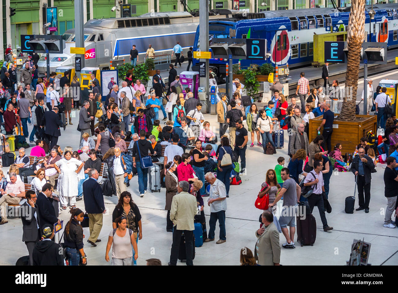 Big crowds aerial hi-res stock photography and images - Alamy
