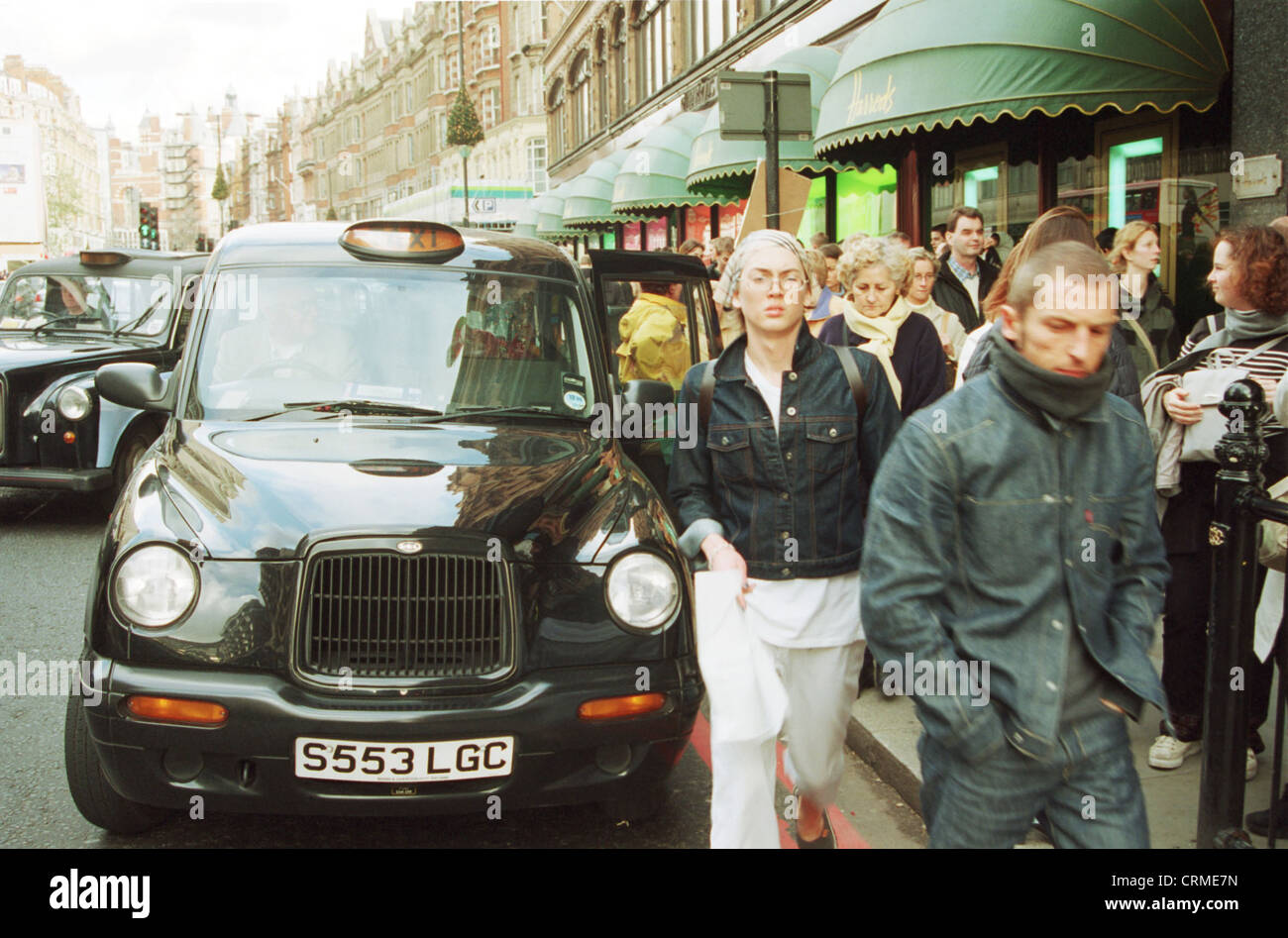 Everyday british street scene hi-res stock photography and images - Alamy