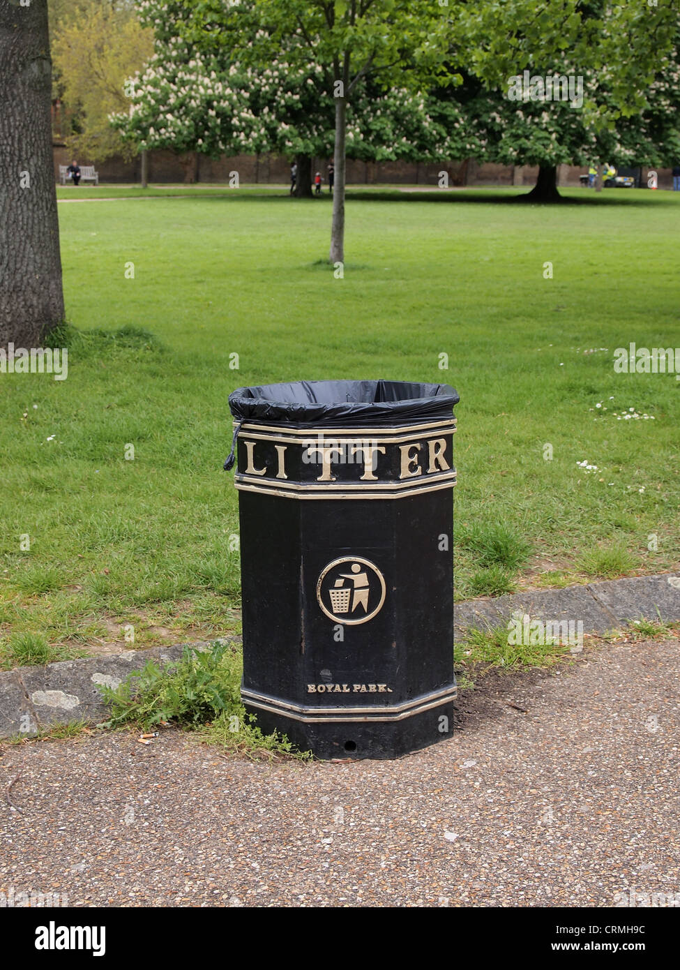 A Royal Park Litter Bin in Hyde Park near Kensington Palace, London ...
