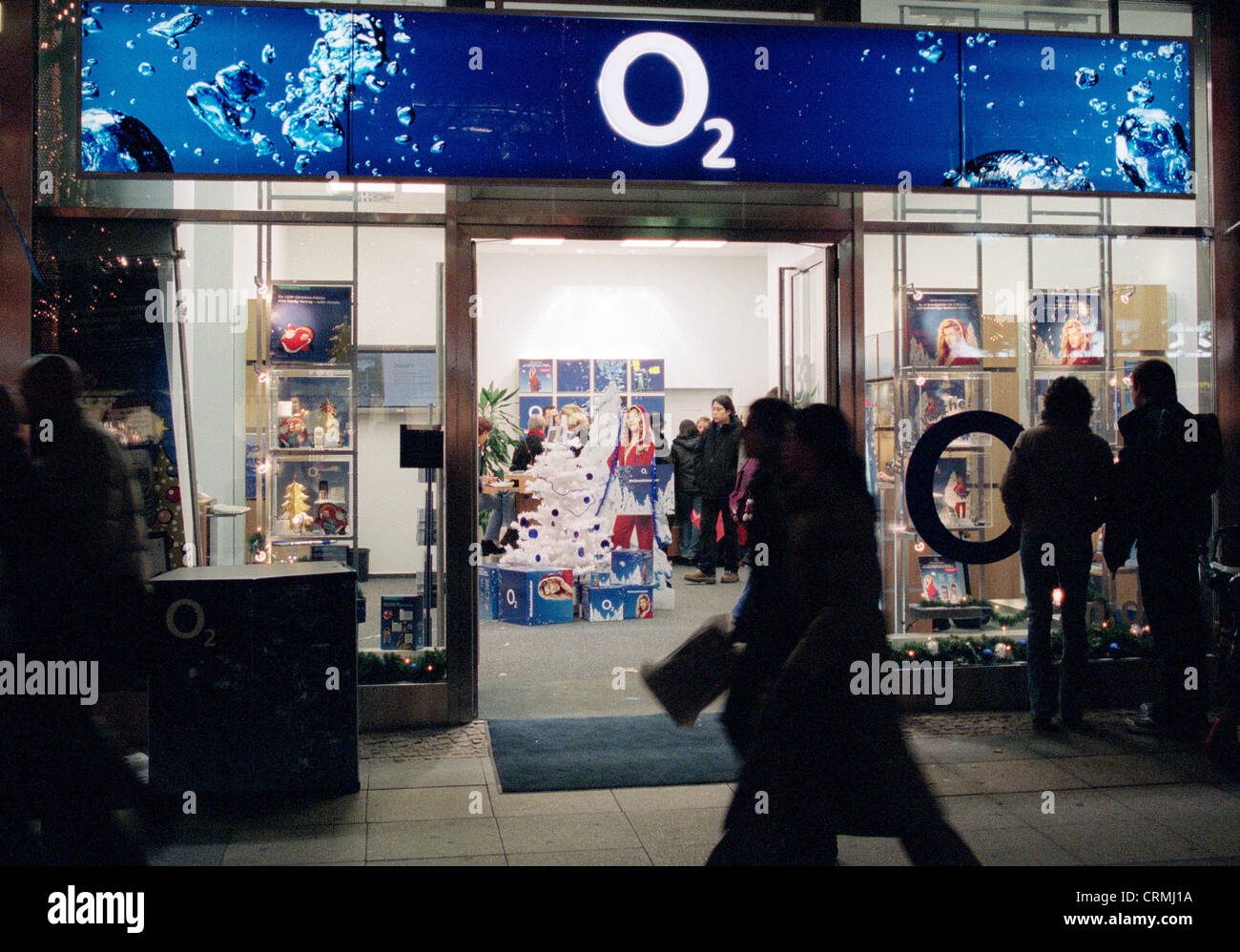 Branch of the mobile phone company O2 evening Stock Photo - Alamy