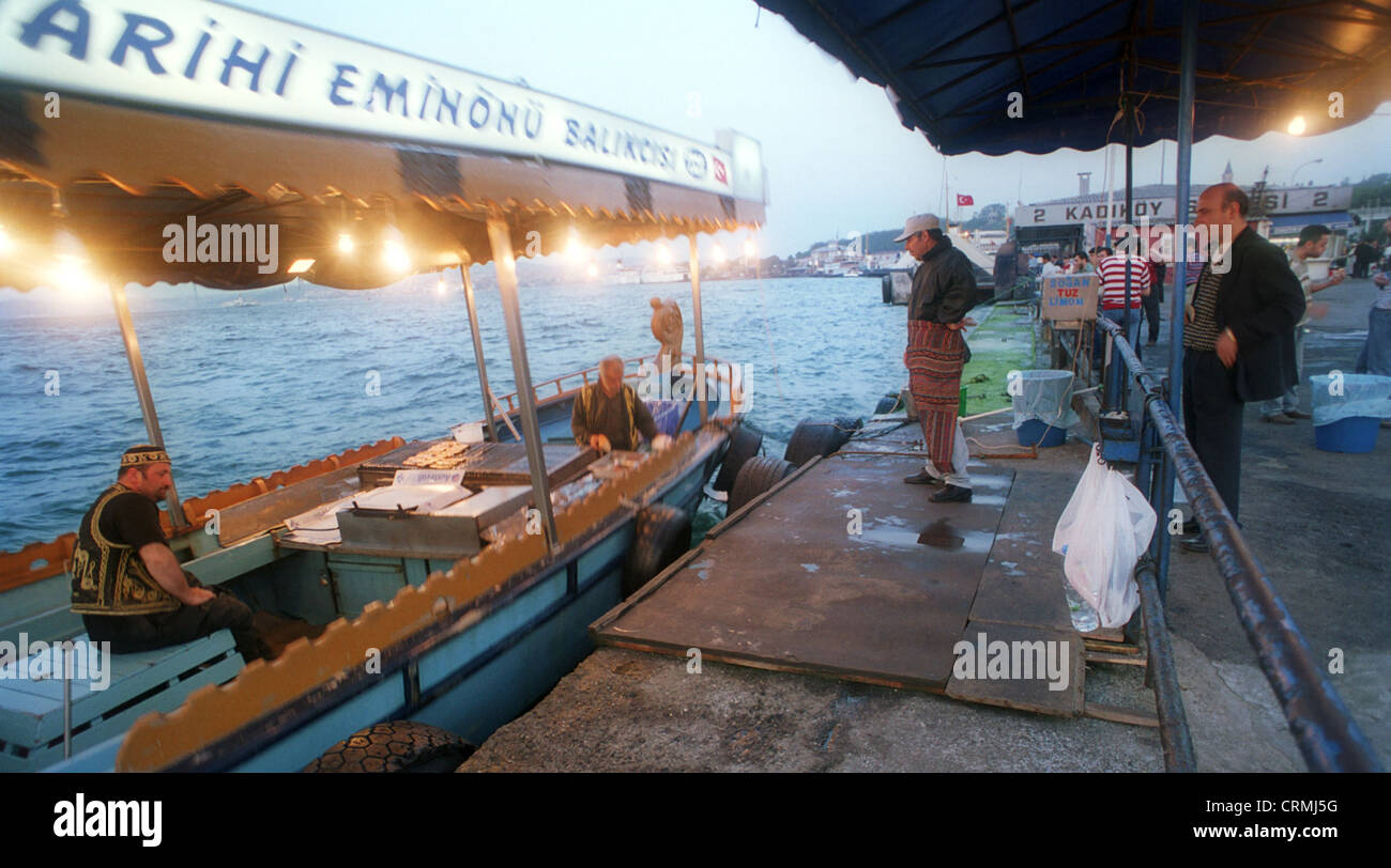 Fishermen sell fresh fish in Istanbul Stock Photo - Alamy