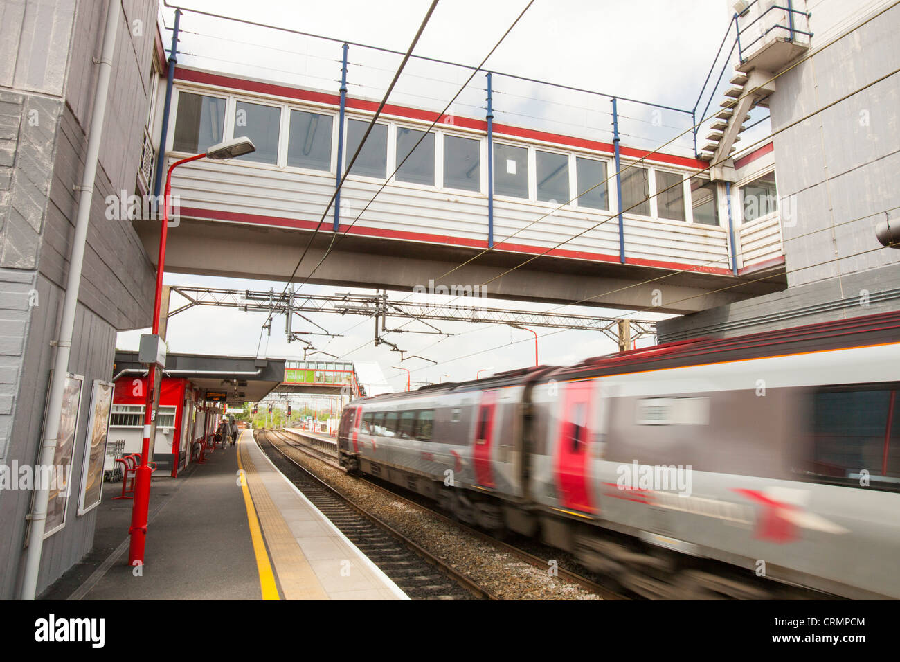 Macclesfield train station train hi-res stock photography and images ...