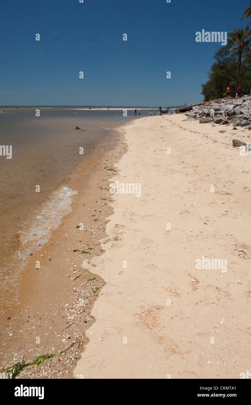 Africa, Mozambique, Maputo. Beach area along on Maputo Bay in the ...