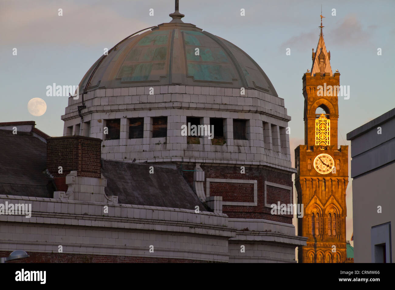 Full moon rising city hi-res stock photography and images - Alamy