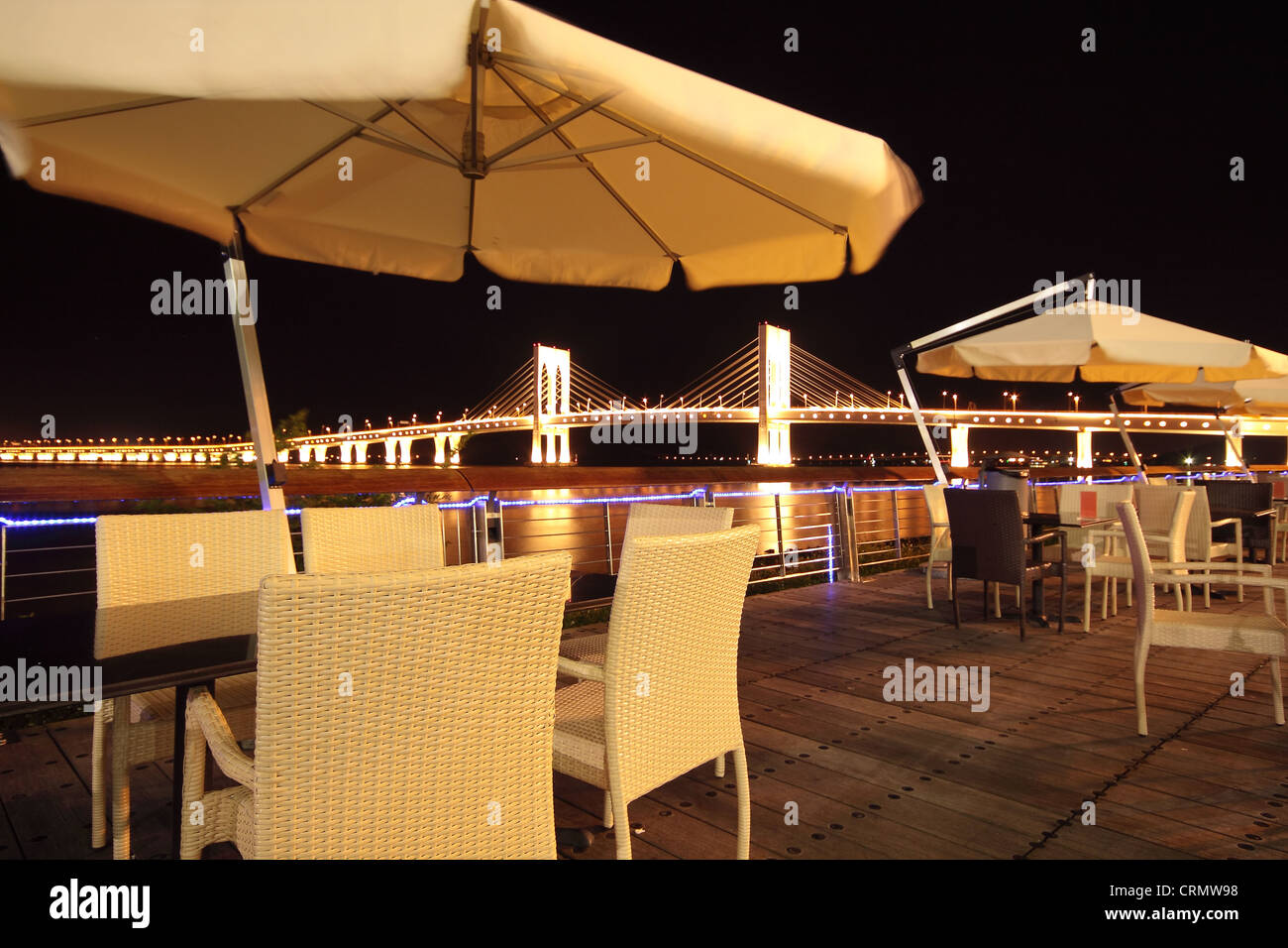 Bridge street cafe scene hi-res stock photography and images - Alamy