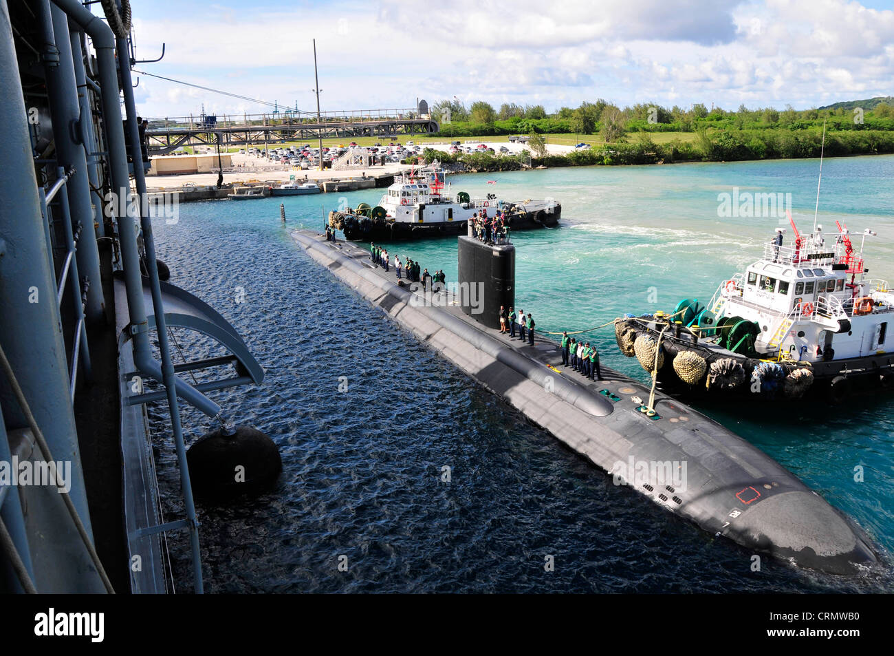 The Los Angeles-class attack submarine USS Greeneville (SSN 772) comes ...