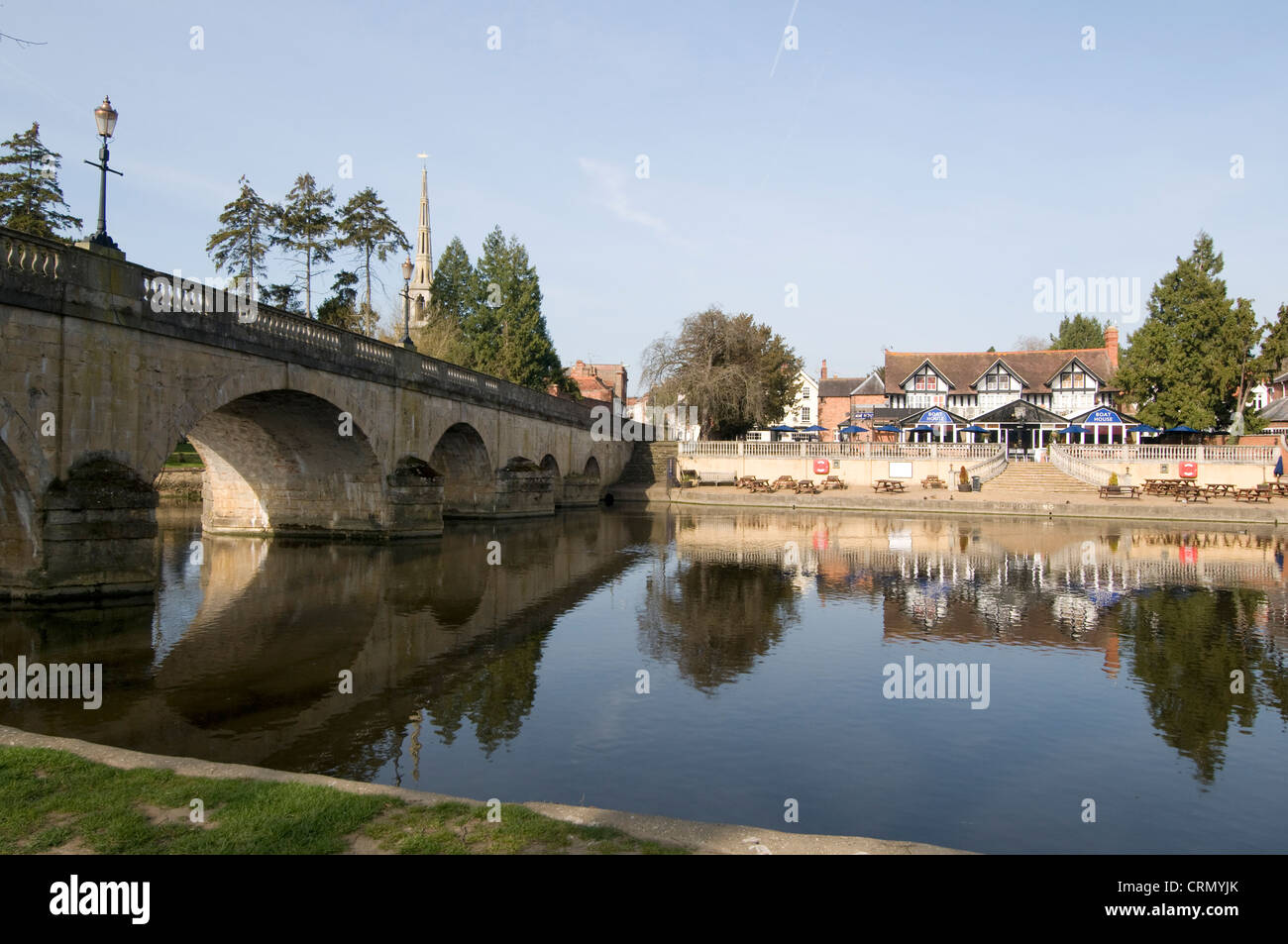 Wallingford bridge across the River Thames and St.Peter's Church at ...