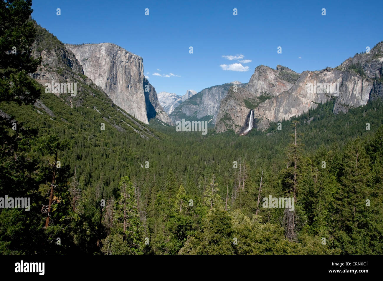 Tunnel View, Yosemite Valley, El Capitan on left, Bridalveil Fall on ...