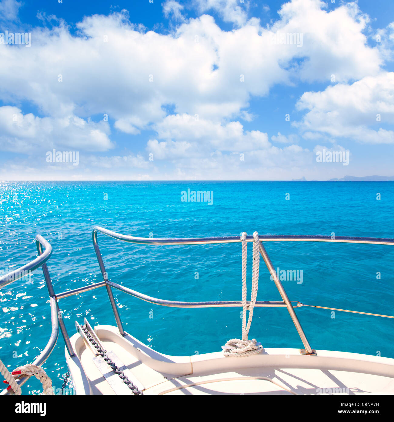 Anchor boat y tropical idyllic tropical turquoise beach under blue sky ...