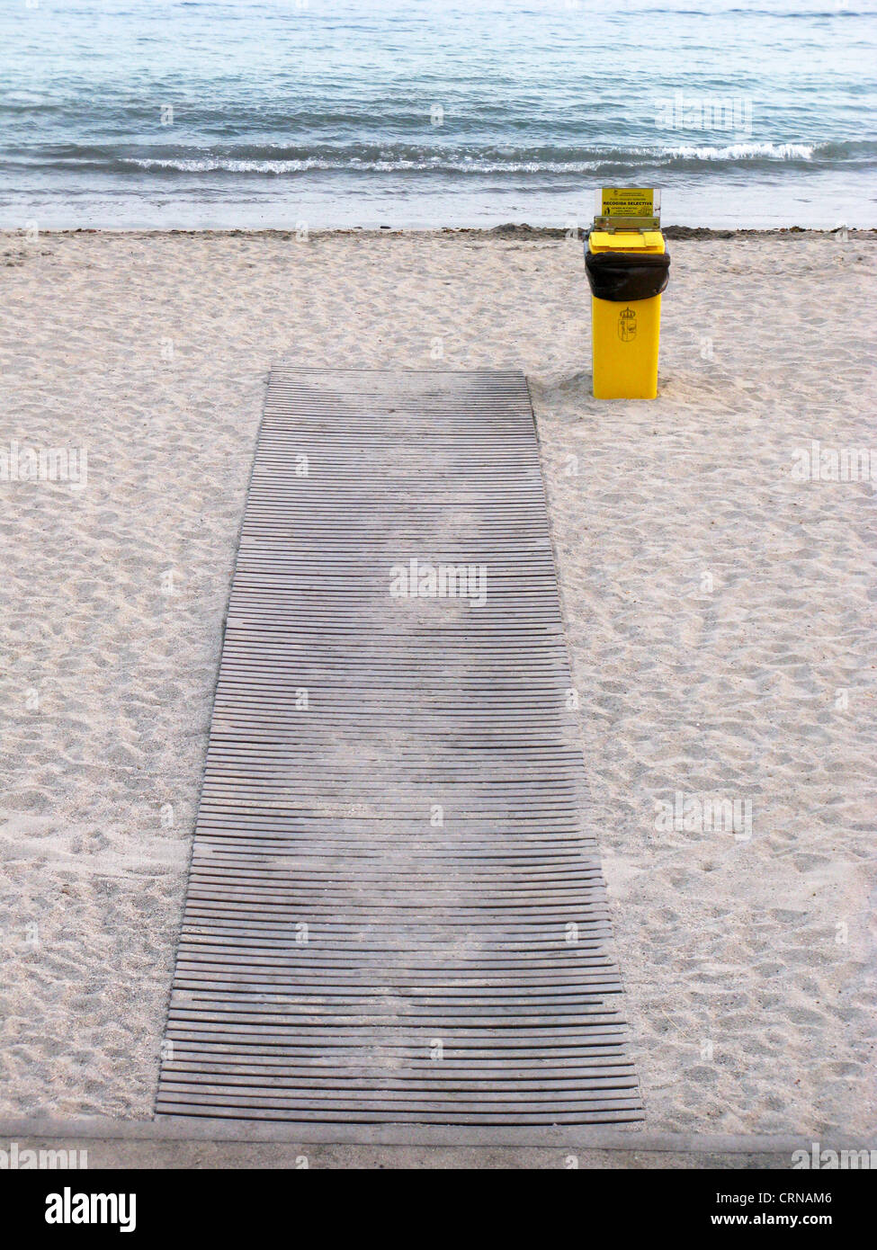 Litter on beach hi-res stock photography and images - Alamy