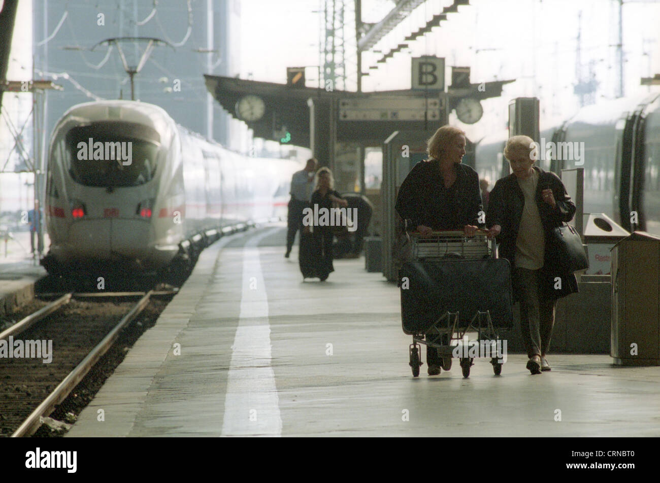 Platform frankfurt train station hi-res stock photography and images ...