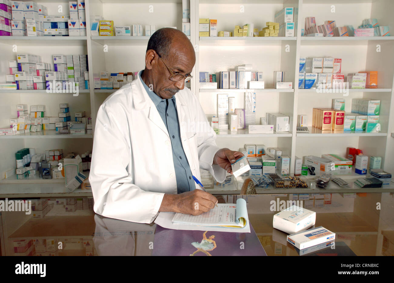 Muslim pharmacist hi-res stock photography and images - Alamy