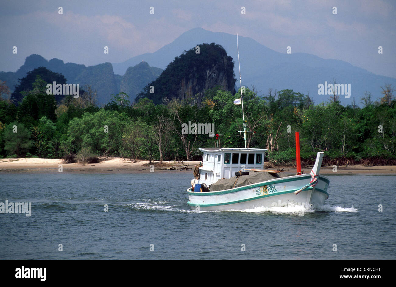 Boat on the rocks hi-res stock photography and images - Alamy