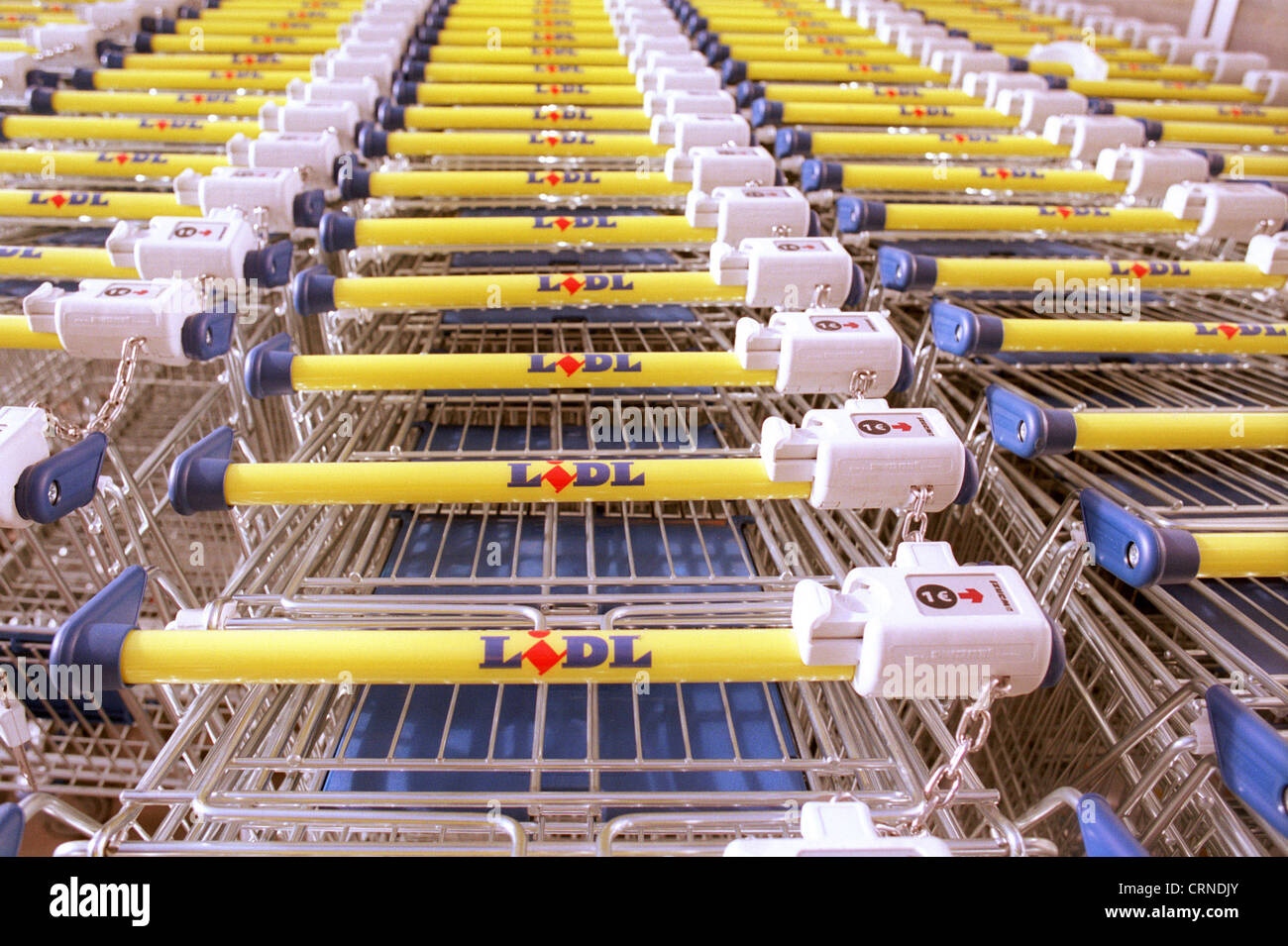 Lidl shopping cart hi-res stock photography and images - Alamy