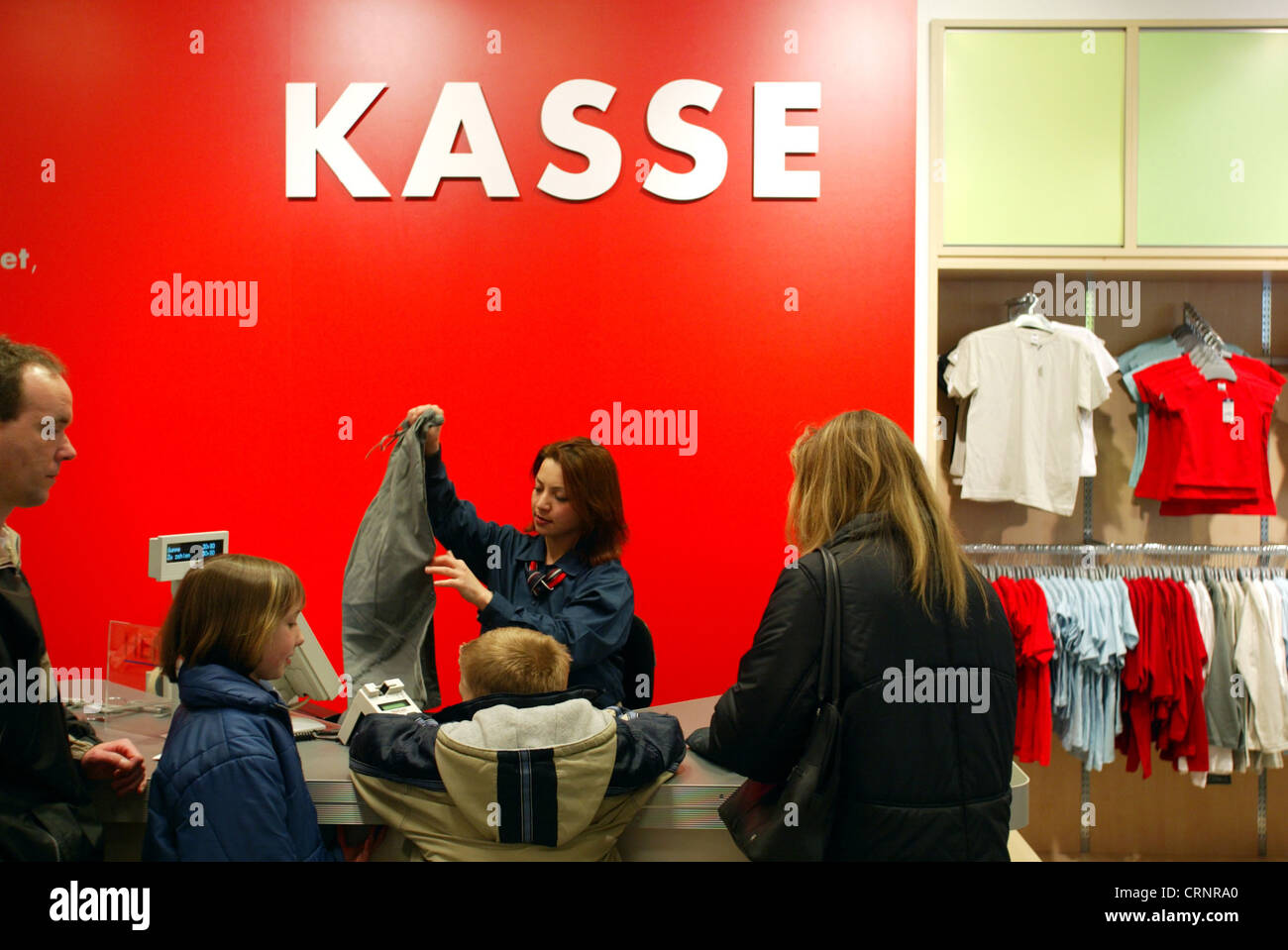 Family shopping at the checkout in a department store in Essen Stock ...