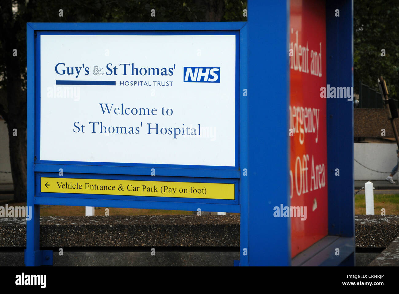 Welcome sign at Guy`s and St Thomas hospital Stock Photo - Alamy