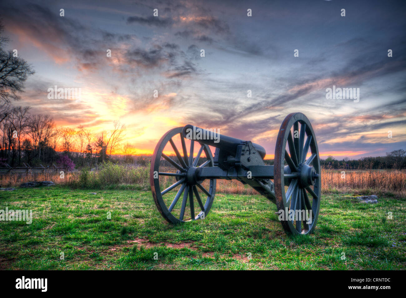 A civil war cannon sits on a battlefield Stock Photo - Alamy